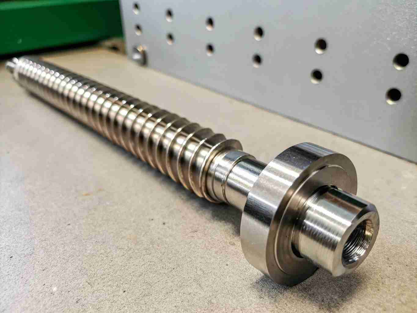 What does the screw of an injection molding machine do? - Injection ...